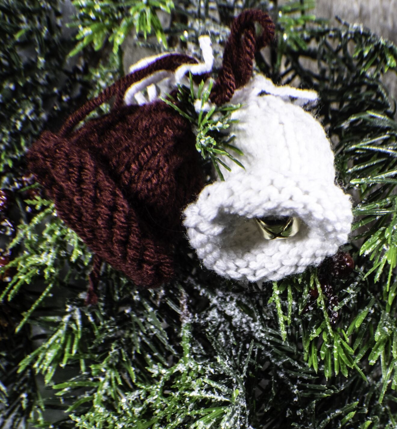 Easy Knit Christmas Bells - Sew Very Crafty , Beginner knitting project