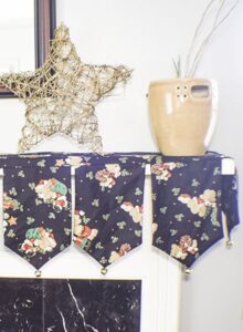 How to Make a Christmas Mantle Scarf - Sew Very Crafty